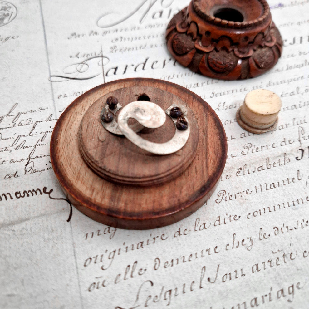 Antique push-button switch in carved wood – Brocante Jolbro