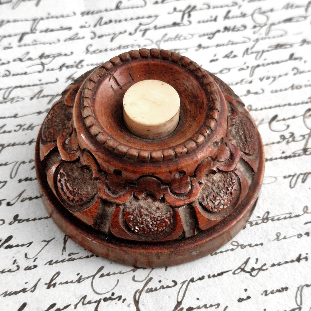Antique push-button switch in carved wood – Brocante Jolbro