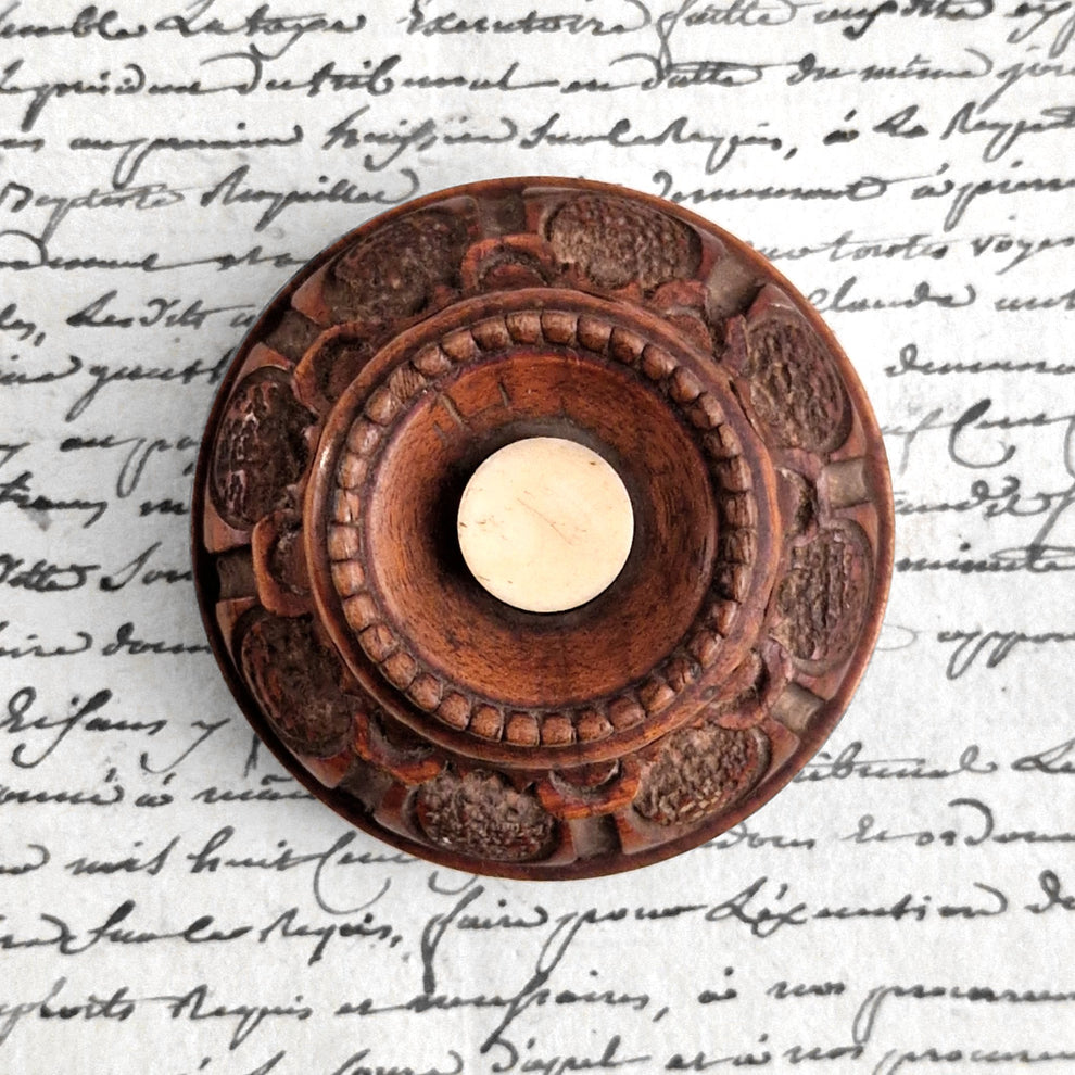 Antique push-button switch in carved wood – Brocante Jolbro